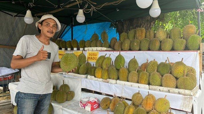 Musim Panen Durian, Jl. Jenderal Sudirman Pangkalpinang Ramai Pemburu 'Raja Buah' - Bangkapos.com