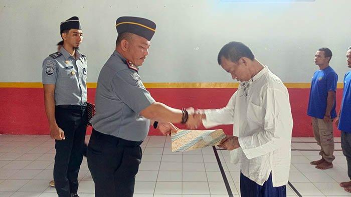 Satu Narapidana di Rutan Kelas IIB Mentok dapat Remisi 1 Bulan di Perayaan Natal - Bangkapos.com