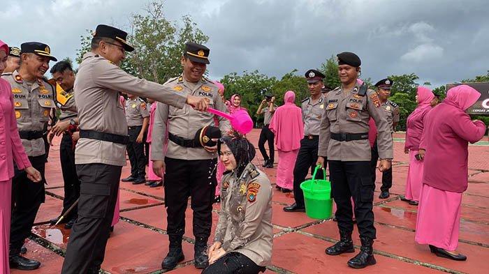 36 Personel Polres Bangka Barat Naik Pangkat, Kapolres Siram Personel dengan Air - Bangkapos.com