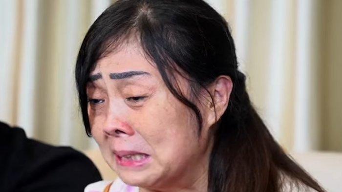 Ibu George Sugama Halim Jadi Pelayan di Toko Roti Lindayes Miliknya ...