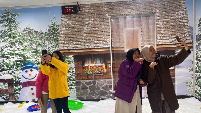 Hanya Rp30.000, Pengunjung Bisa Menikmati Wahana Salju di Frozen Land ...