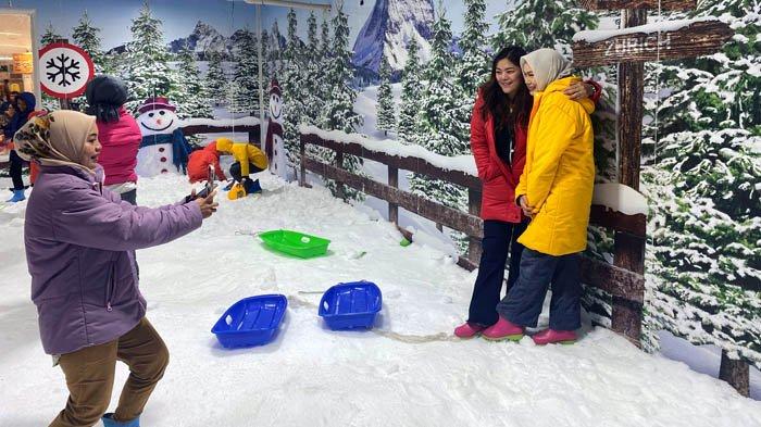 Hanya Rp30.000, Pengunjung Bisa Menikmati Wahana Salju di Frozen Land ...