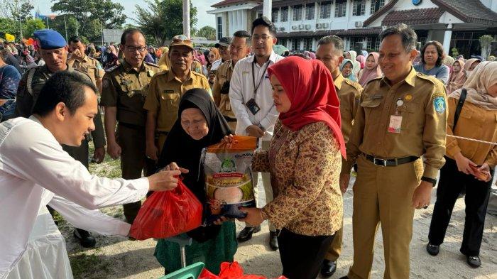 Kendalikan Inflasi Jelang Imlek, Pemkab Bangka Gelar Sembako Murah - Bangkapos.com