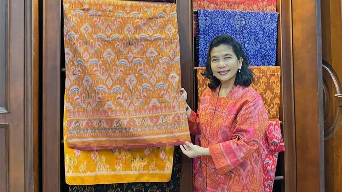 Kisah Nina Sarju Melestarikan Kain Cual, Setiap Helai Benang Terselip ...