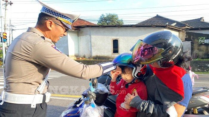 Lebih Persuasif, Polres Basel Bagikan Cokelat untuk Pengendara Tertib dalam OKM 2025 - Bangkapos.com
