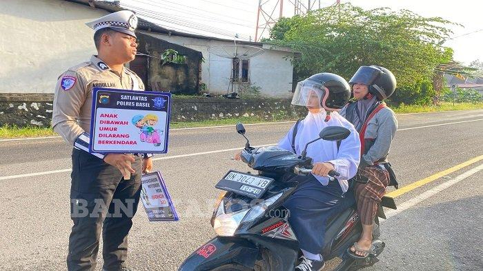 Lebih Persuasif, Polres Basel Bagikan Cokelat untuk Pengendara Tertib dalam OKM 2025 - Bangkapos.com