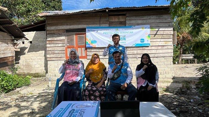 PLN Pasang KWH Gratis untuk Dua Warga Kurang Mampu di Desa Perlang - Bangkapos.com