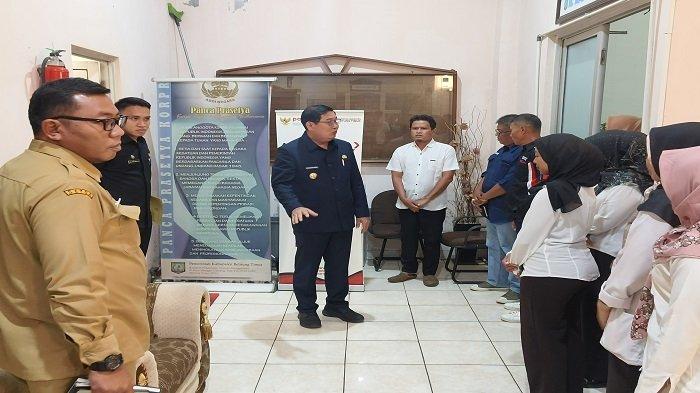 Bupati Beltim Kamarudin Muten Tegur Petugas Kebersihan, Temukan Sudut Kantor Berdebu - Bangkapos.com