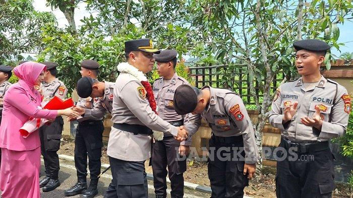 Pedang Pora dan Tarian Adat Sambut AKBP Agus Arif Wijayanto sebagai ...
