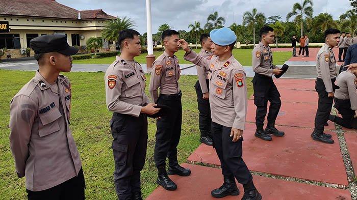 Propam Polres Bangka Barat Periksa Kerapian Personel dan Kelengkapan Administrasi - Bangkapos.com