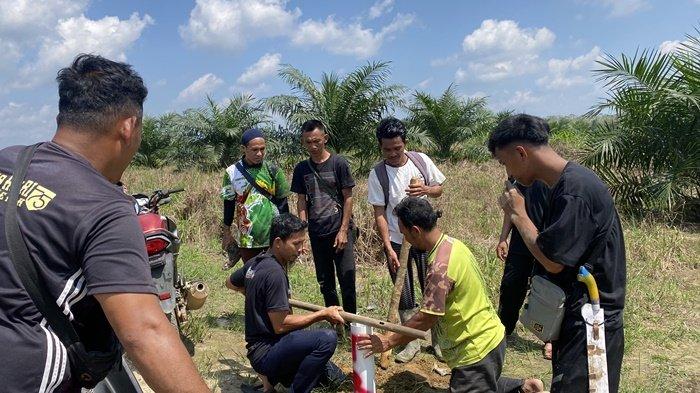 Warga Desa Terak Pasang Patok Sementara, Tuntut Kejelasan Batas Wilayah ...