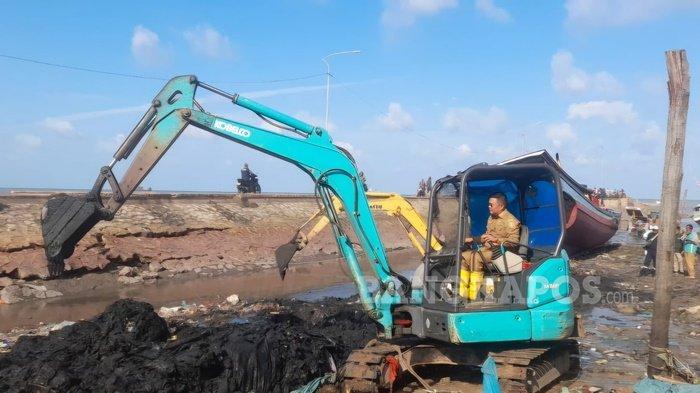 Bupati Operasikan Alat Berat Bersihkan Sampah di Pesisir Laut - BaBelnews.id