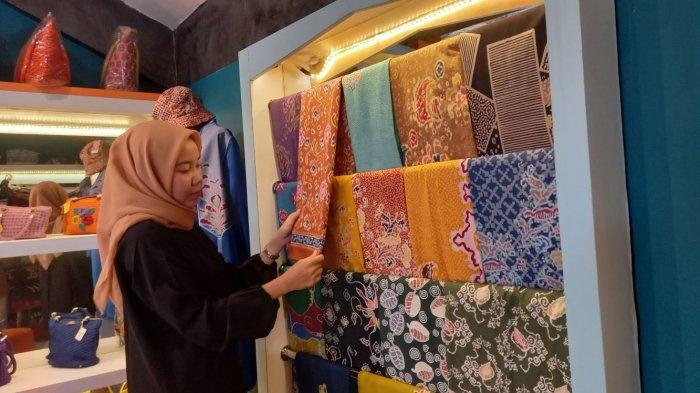 Angkat Budaya Daerah, Fesyen Kain Cual Bangka Belitung Mendunia - Bangkapos.com