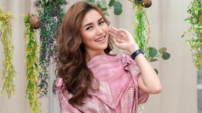 Biasa Tampil Seksi, Penampilan Ayu Ting Kenakan Hijab Jadi Sorotan - Bangkapos.com