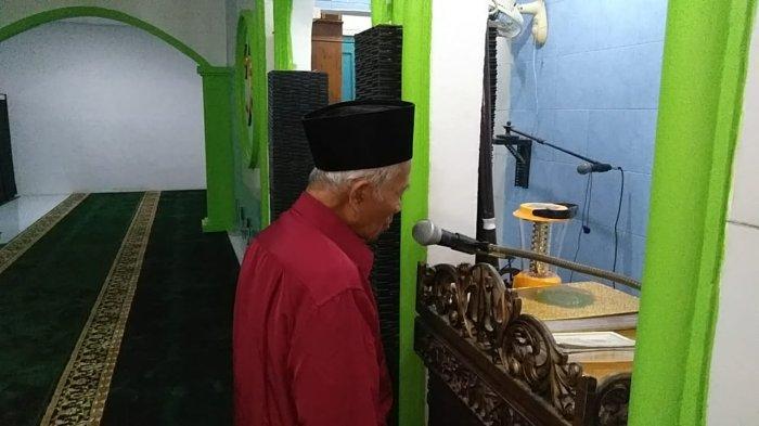 Sudah 6 Tahun Atok Muid Bangunkan Warga Parit Padang Makan Sahur Setiap ...
