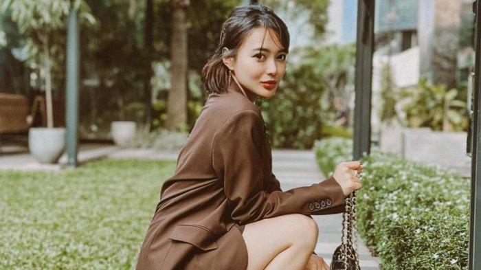 Potret Wika Salim Jongkok Pakai Blazer dan Rok Mini Bikin Melongo, Stylenya Disorot - Bangkapos.com