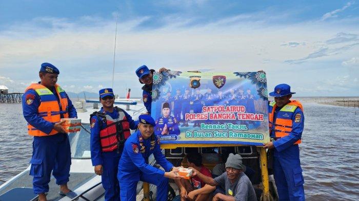 Sambangi Kapal-kapal Nelayan, Satpolair Polres Bangka Tengah Bagi-Bagi Takjil Ramadhan ...