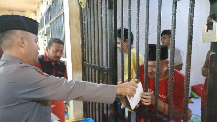 Jalin Kepedulian, Sat Tahti Polresta Pangkalpinang Bagikan Paket ...