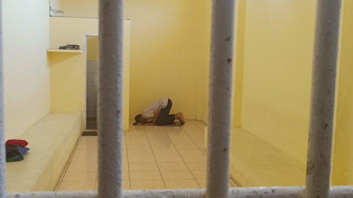 Menunggu Sidang Kedua Mantan Dirops PT Timah Tbk Salat Dhuzur di Sel ...