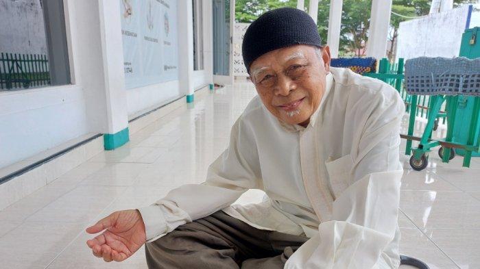 Kisah Atok Raup Marbot Masjid Baitul Hikmah Mentok Puluhan Tahun Jalan ...