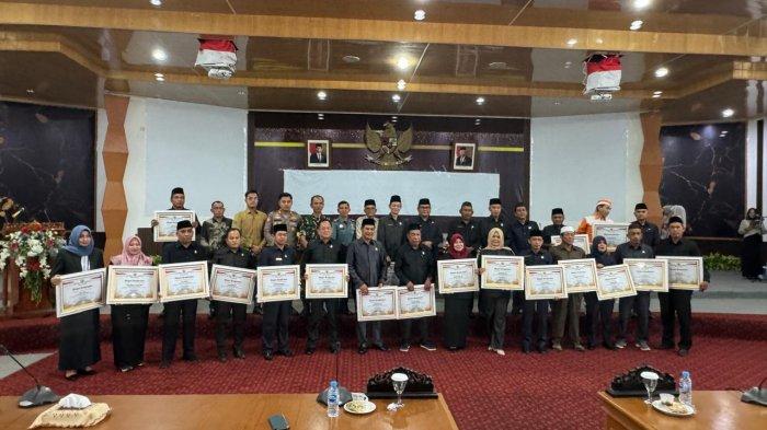 Pj Bupati Beri Penghargaan ke Anggota DPRD Kabupaten Bangka 2019-2024 Usai Paripurna Terakhir ...
