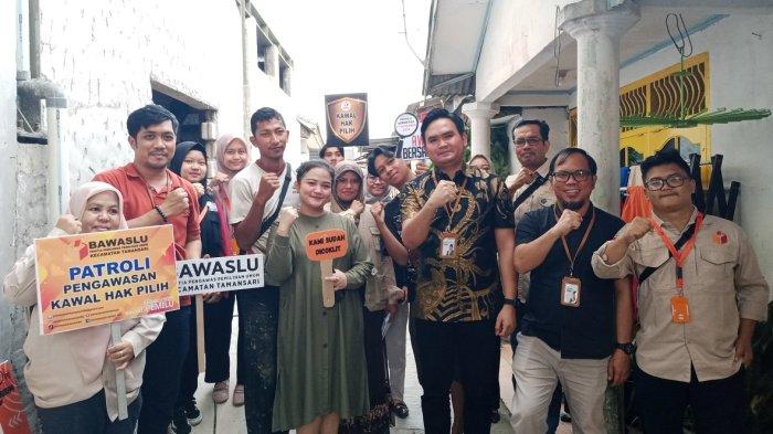 Lakukan Patroli Kawal Hak Pilih, Bawaslu Kota Pangkalpinang Kunjungi Pemilih Disabilitas ...