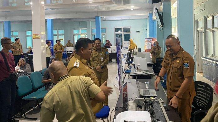Pj Bupati Bangka Sidak ASN di Tempat Pelayanan Pemerintahan Usai Cuti Lebaran Idul Fitri ...