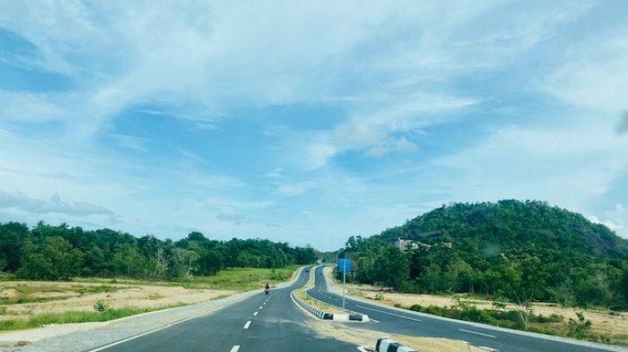 Jalan Baru Aspal Samping Bandara Depati Amir di Bangka Tengah, Telan ...
