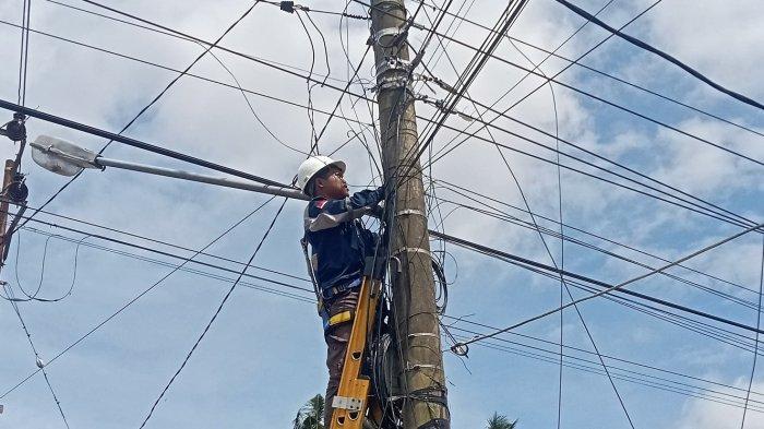 Tingkatkan Keandalan Jaringan, PLN ICon Plus Tata Kabel Ilegal di Tiang ...