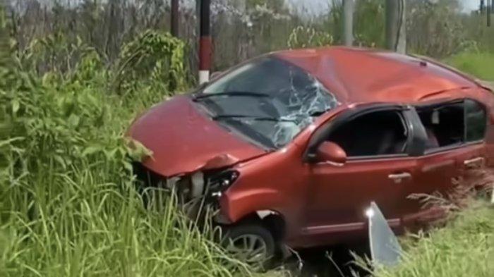 Diduga Ngebut, Sedan Warna Merah Maron Kecelakaan di Desa Penyak, Mobil ...