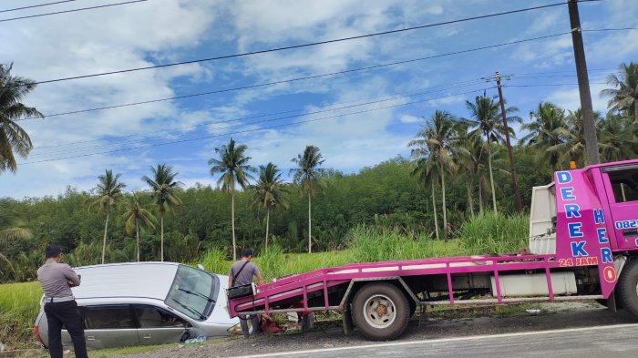 Hendak Menyalip, Mobil Avanza Warna Silver Alami Laka Lantas di Jalan ...