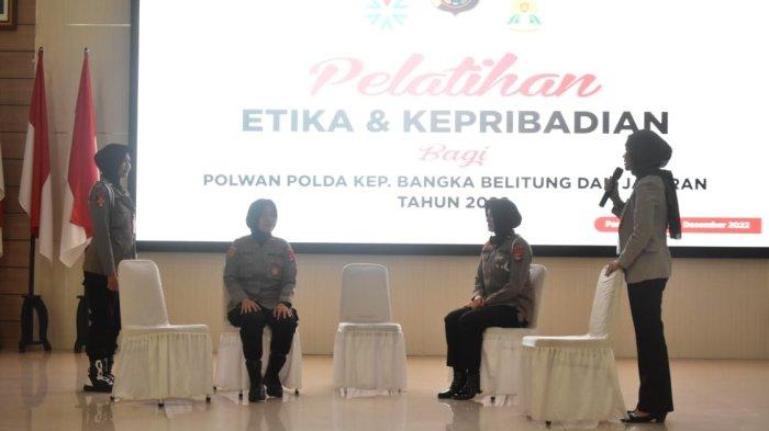 Polwan Polda Babel Terima Pelatihan Etika dan Kepribadian - Bangkapos.com