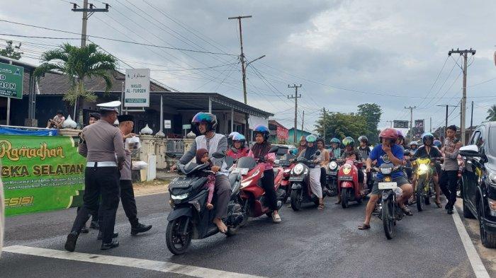 Polres Bangka Selatan Bagikan Takjil Sambil Sosialisasi Tertib Berlalulintas di Jalan Raya ...