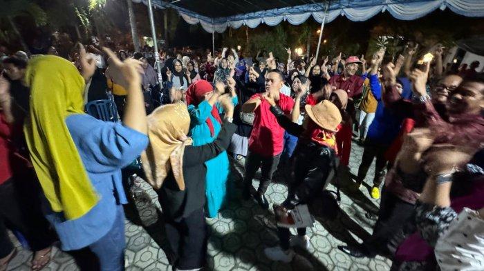 Kaki Jendul Gemeteran Saat Kampanye Berhadapan dengan Ibu-ibu Gang Raya ...