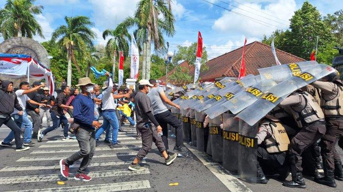 Massa Lempar dan Serang Polisi di Tugu Titik Nol Pangkalpinang dalam Simulasi Sispamkota 2024 ...