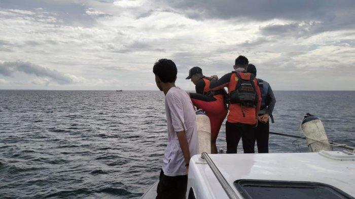 Breaking News: Nelayan Laporkan Lihat Mayat Pakai Jas Hujan di Laut ...