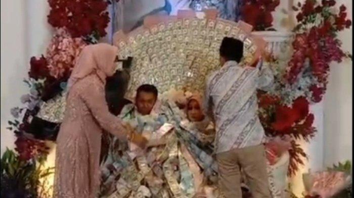 Viral Pengantin di Madura Disawer Uang Dollar Berbentuk Kalung dan Buket Hingga Menutupi Tubuh ...
