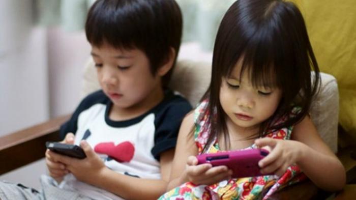 Begini Mengatasi Anak Kecanduan Main Handphone - Bangkapos.com