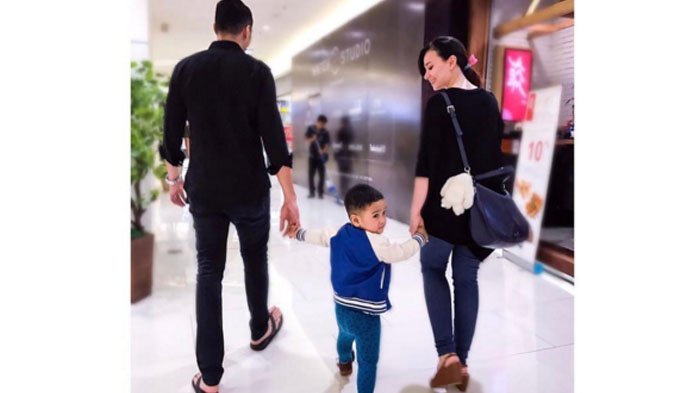 Pernikahannya Sempat Heboh, Andah-Jonas Tiba-tiba Menggandeng Anak ...