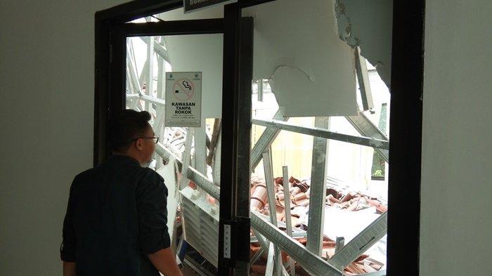 Atap Dinas Kesehatan Pangkalpinang Roboh, Tidak Ada Korban Jiwa ...