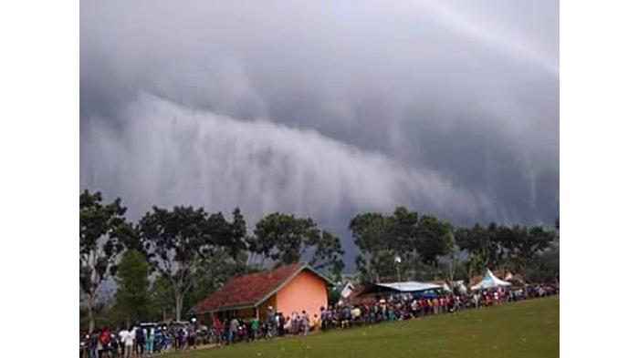 Awan Mirip Tsunami di Lampung Ini Bikin Geger Jagat Maya - Bangkapos.com