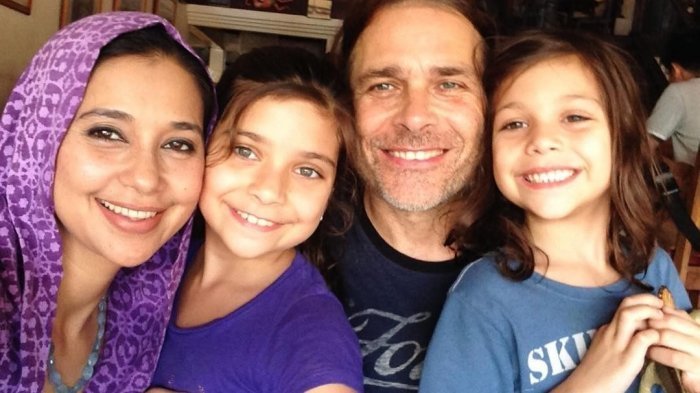 Menikahi Artis Indonesia, Begini Kehidupan Sederhana Vokalis Band ...