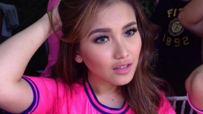 Video Terbaru Beredar, Raffi Ahmad Raba-raba Tubuh Ayu Ting Ting ...