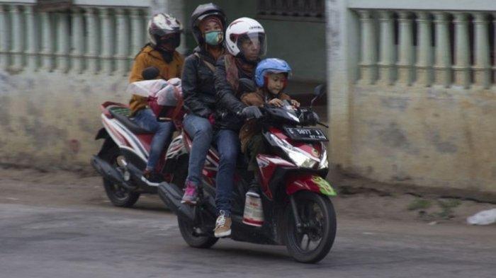Jadi Alat Transportasi Utama, Ini 10 Tips Aman Naik Motor Bonceng Anak Kecil - Bangkapos.com
