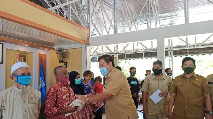 Bagikan 300 Paket Sembako pada Lansia dan Disabilitas, Justiar Noer Harap Bermanfaat - Bangkapos.com
