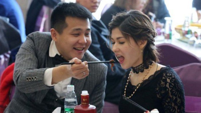 Kisah Cinta yang Tulus, Gadis Cantik dari Rusia ini Nikahi Seorang ...