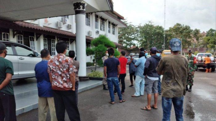 Warga Mengkubung Belinyu Datangi Gedung DPRD dan Kantor Bupati Bangka ...