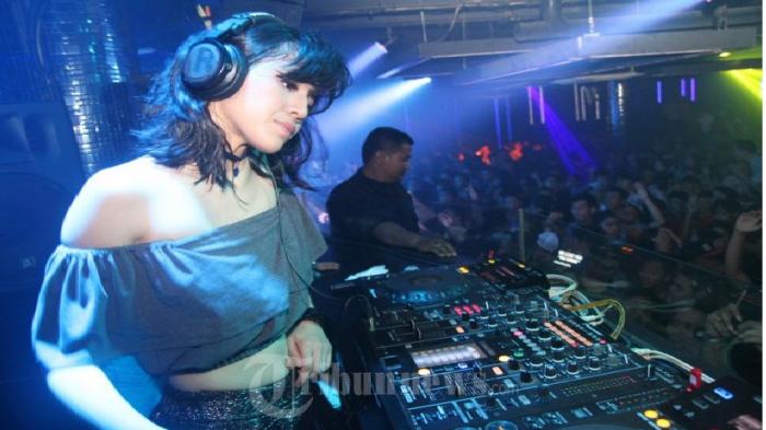DJ Una Bermandikan Uang Puluhan Juta dan Saweran Emas, Videonya Viral ...