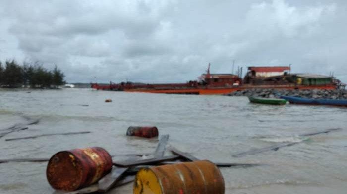 Drum Diduga Berisi BBM Berhamburan di Pantai Matras - Bangkapos.com
