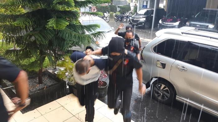 Terlibat Pencurian Pistol, Oknum Anggota Polda Sumsel Tiba di Polda Bangka Belitung - Halaman ...